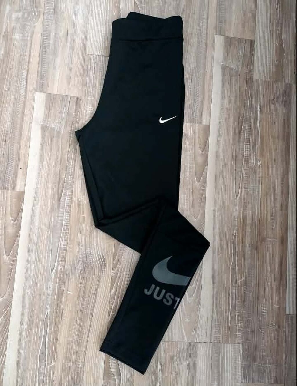 Nike ženske crne helanke visoki struk. - Diskretan Nike Swoosh logotip