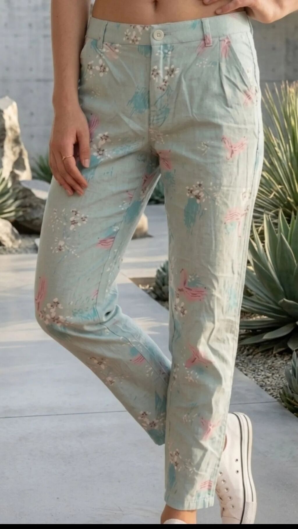Ženske pantalone sa printom - Model: ravnog kroja, srednji struk sa
