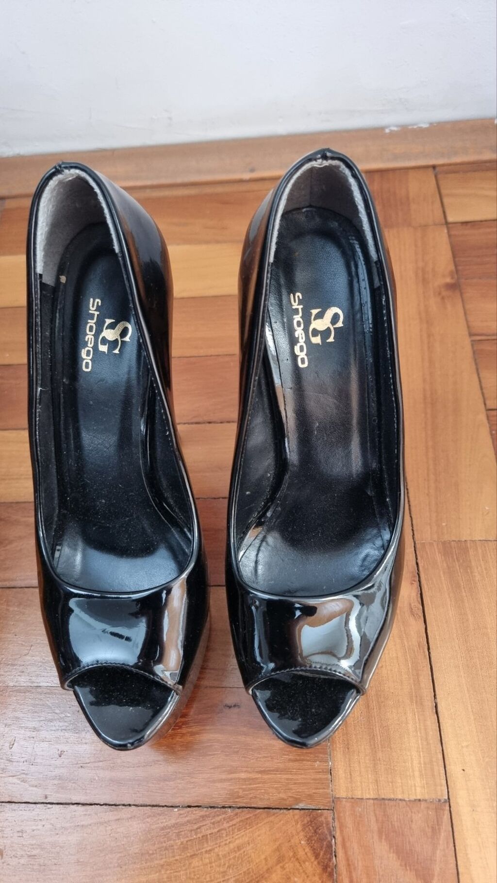 Crne lakovane ženske štikle Shoego - Model: peep-toe platform