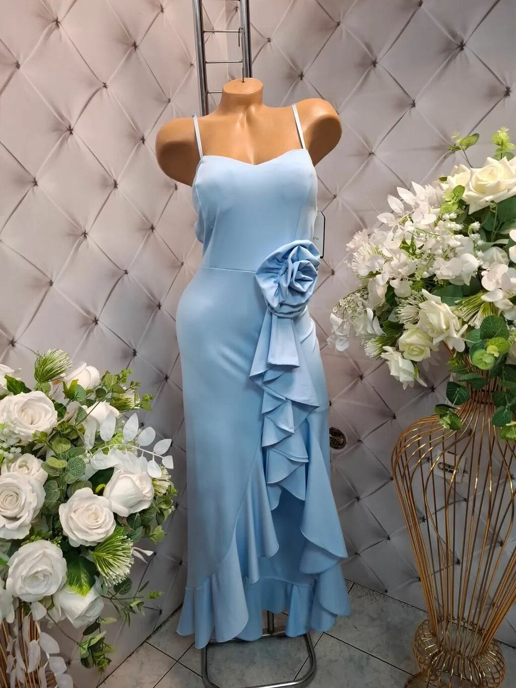 Elegantna midi haljina sa naramenicama i asimetričnim volanima -
