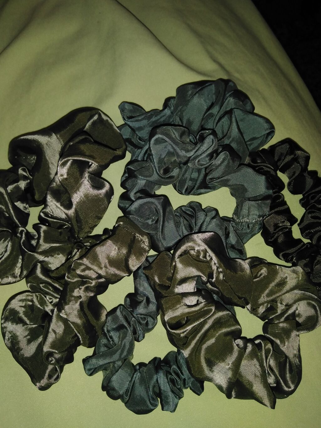 Satenske gumice za kosu – set raznobojnih scrunchie traka -