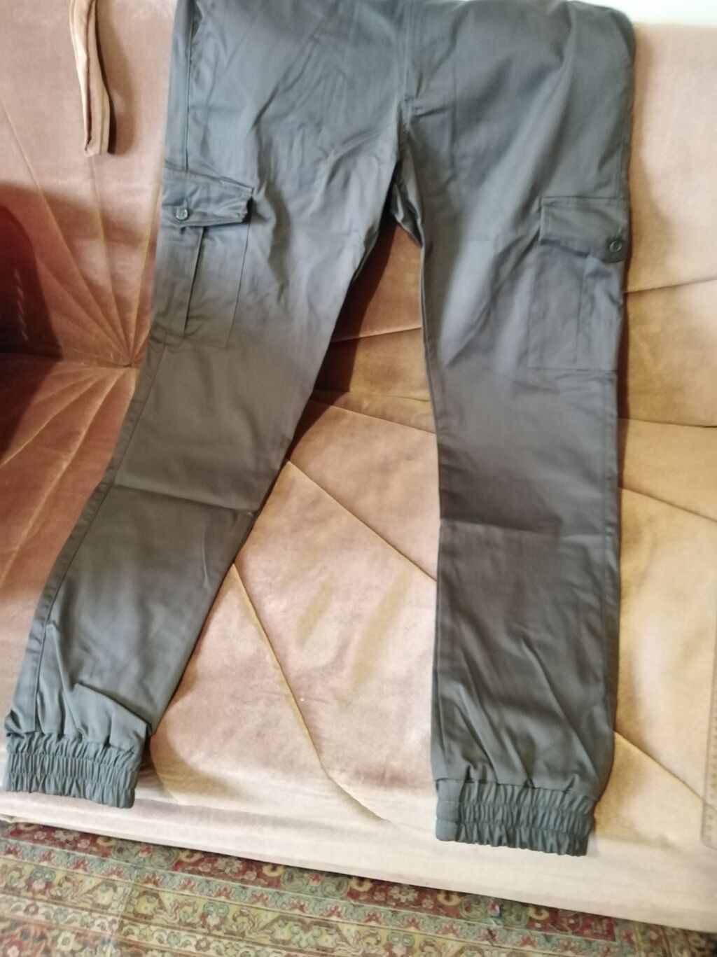 Muške cargo pantalone, sive boje. - Model: cargo džogeri sa lastišem