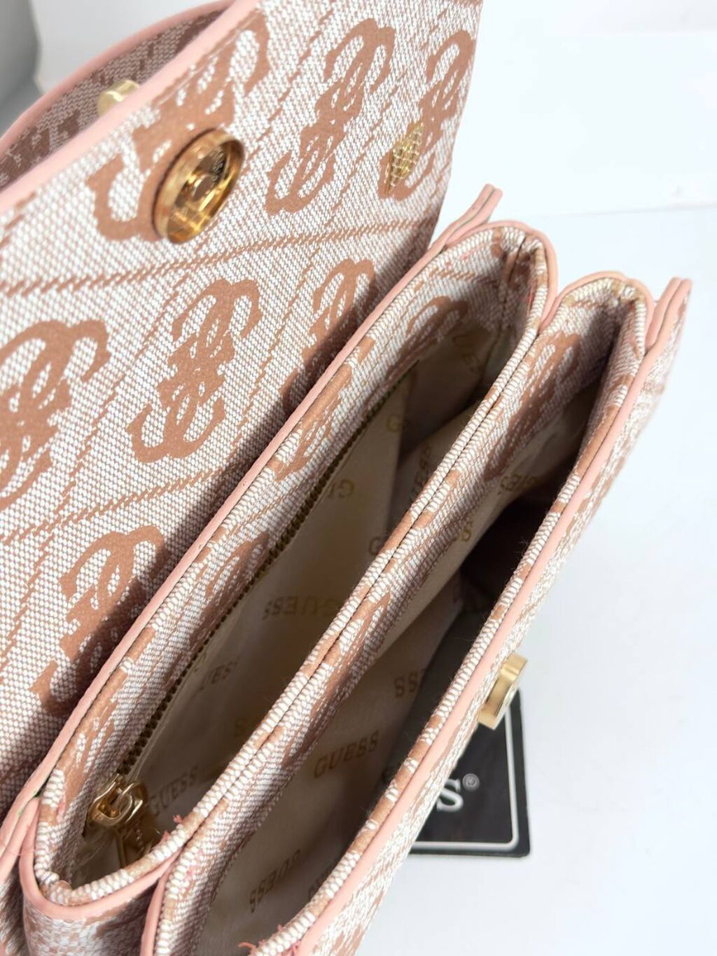 GUESS ženska torba – elegantan mini top-handle model - Dizajn