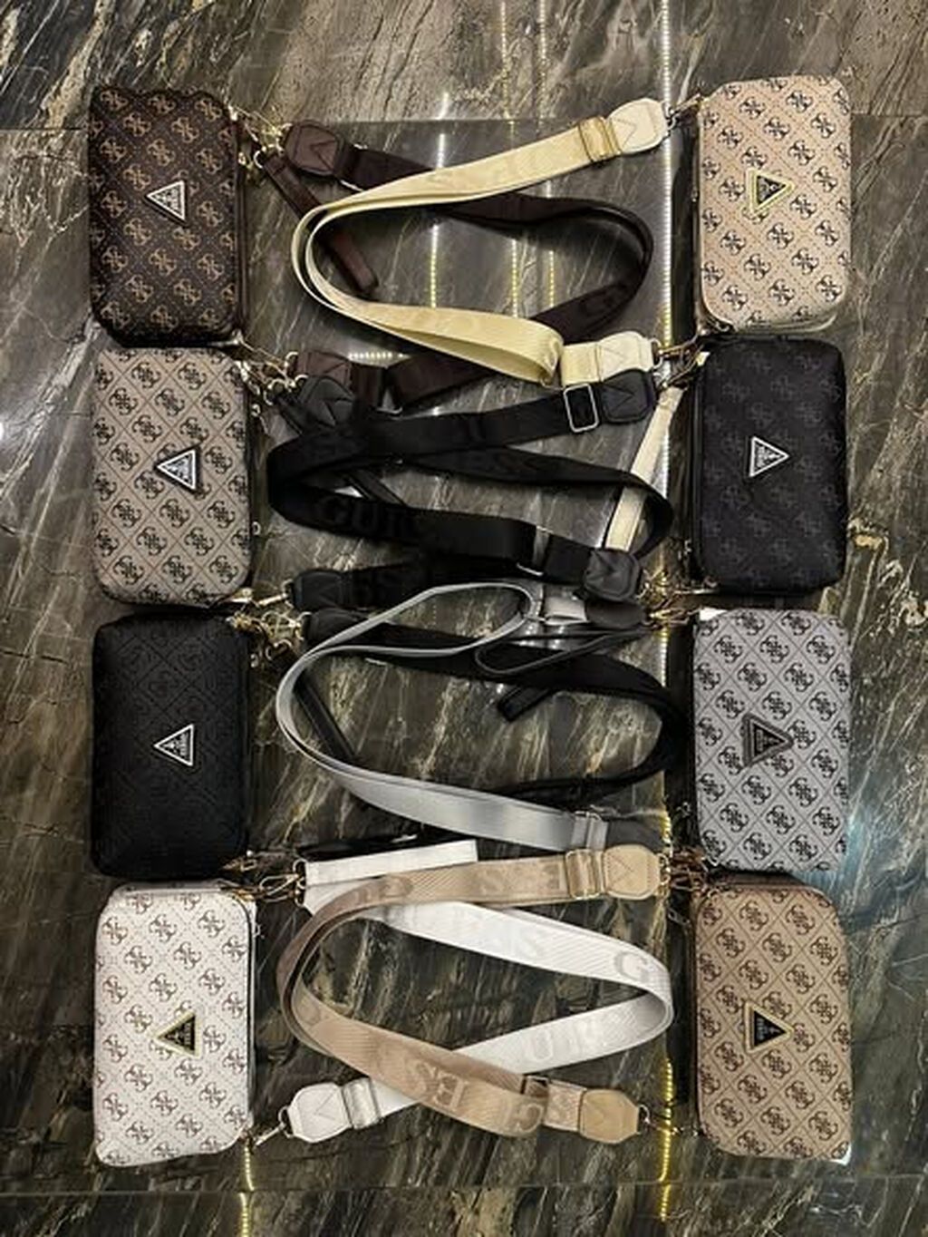 Kompaktne ženske crossbody torbice sa monogram printom - Model