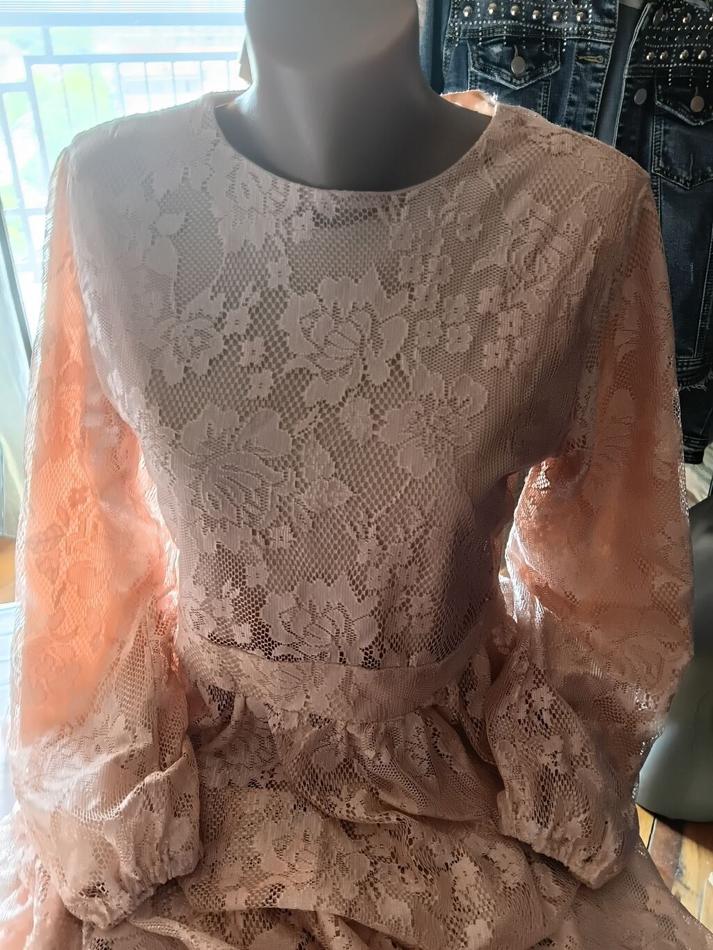 REFKA čipkana haljina - Boja: puder roze - Model: midi dužina
