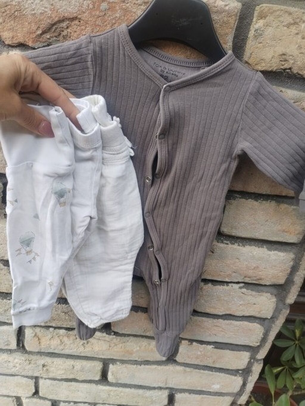 Lot za bebe vel. 62 Sadržaj seta: - Rebrasti sivi zeka/pidžamica sa