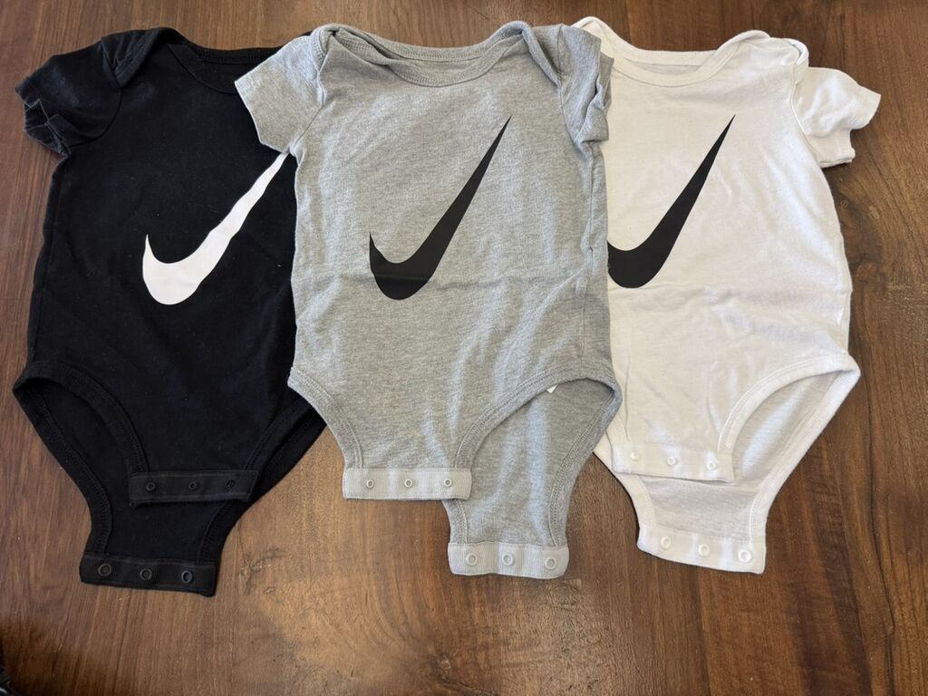 Bebi bodiji sa Nike Swoosh logom – set od 3 komada - Boje: crna (sa