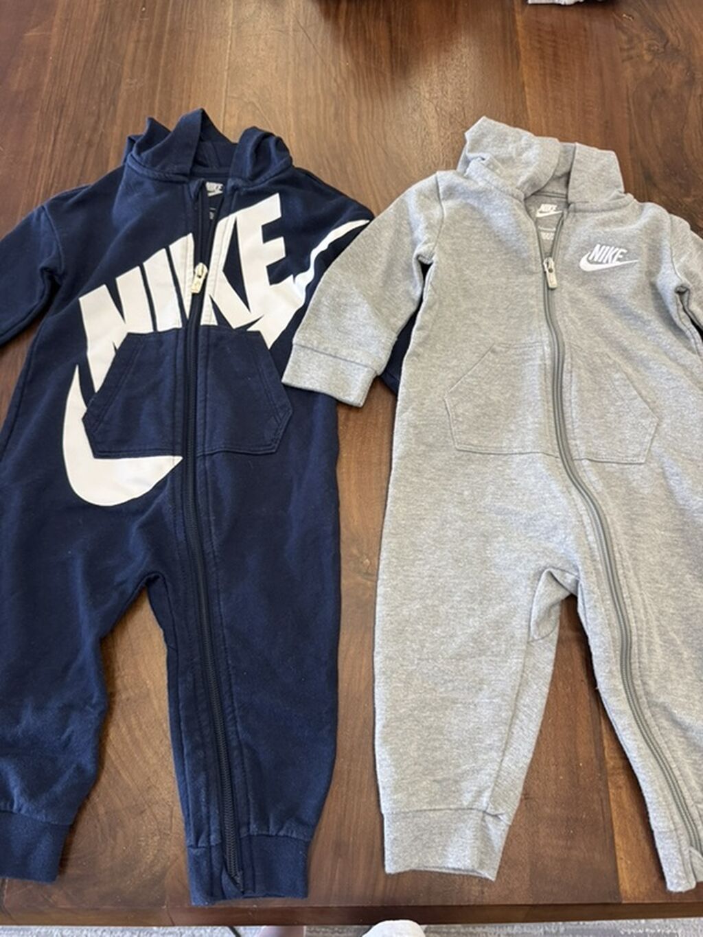 Nike bebi komplete – 2 jednodelna trenerka sa kapuljačom i