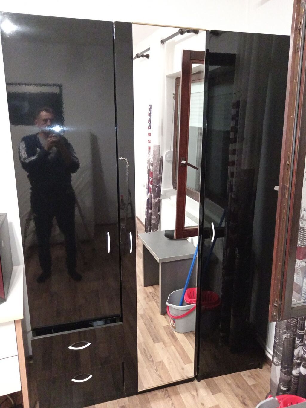 Trodela garderober/ormar sa visokosjajnim crnim frontovima i belim