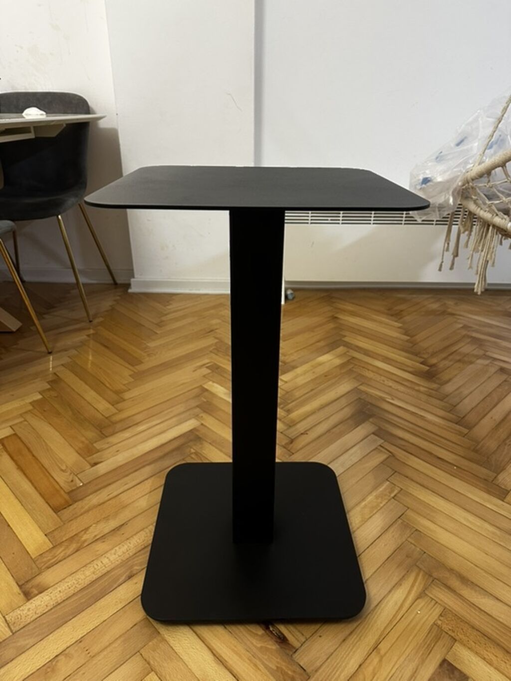 Metalni bistro sto – kvadratna ploča - Materijal: čelik (gornja