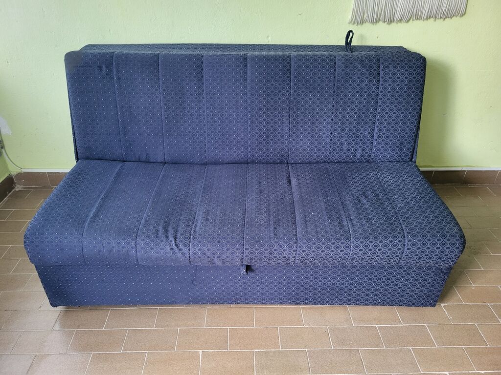 Trosed na rasklapanje, tamnoplave boje sa diskretnim geometrijskim