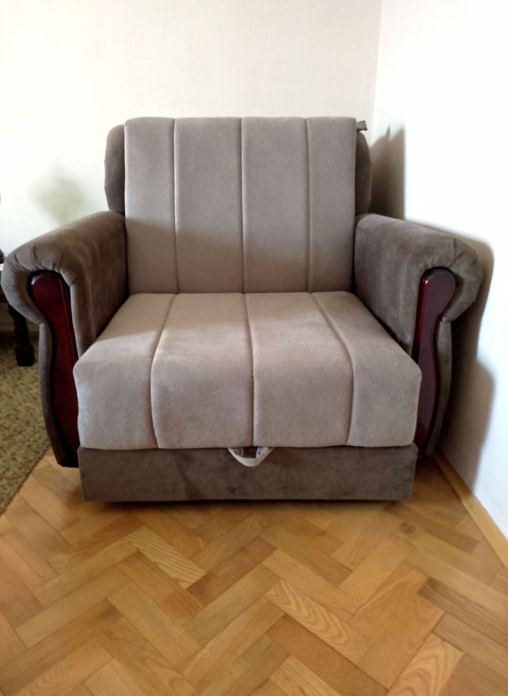 Nova nekorišćena fotelja na razvlačenje širine 1m ( 100 cm ) a dužina