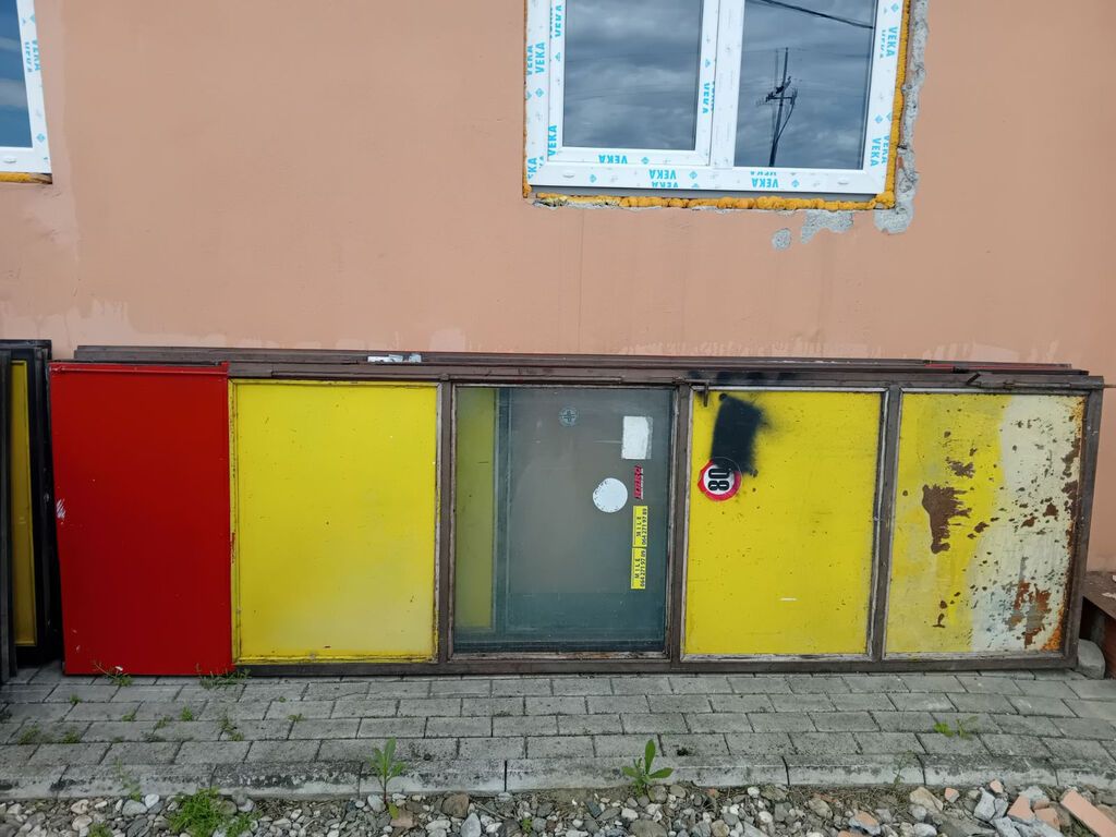 Četvora-trokrilna vrata u vrlo dobrom konstruktivnom stanju, pravljena
