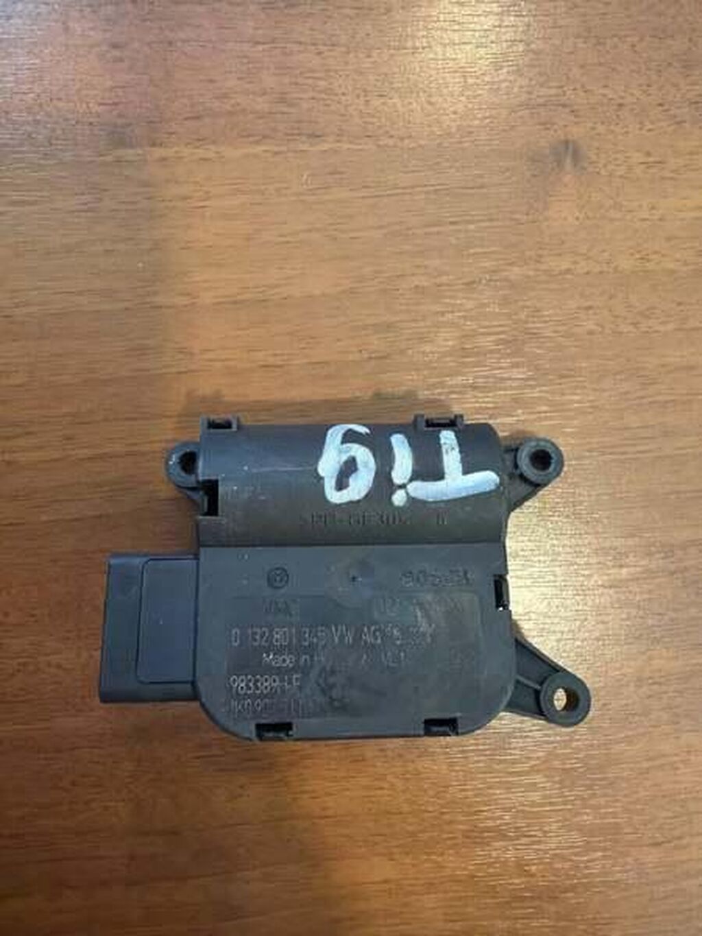 ELEKTROMOTOR KLAPNE ZA VOLKSWAGEN CADDY, GOLF 5, GOLF 6 . -