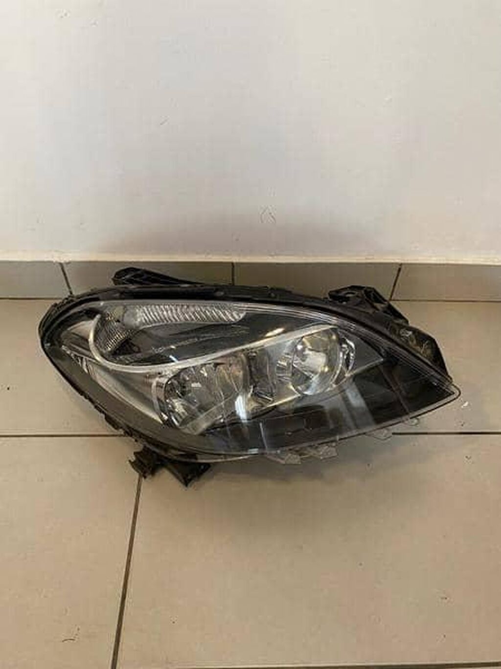DESNI FAR ZA MERCEDES BENZ B 150, B 160, B 170 . OD 2011. DO 2014