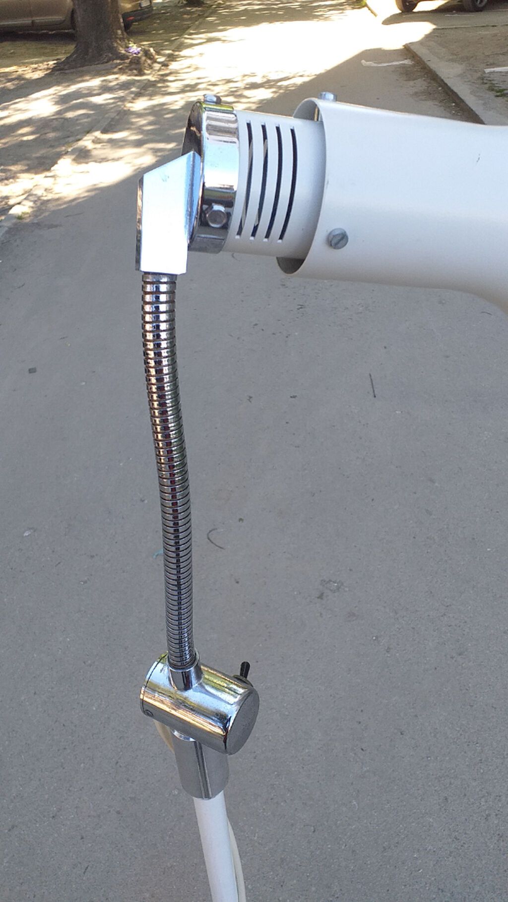 Ambulantna lampa 550 luxa Sutjeska Kao sa slika Lampa renomiranog