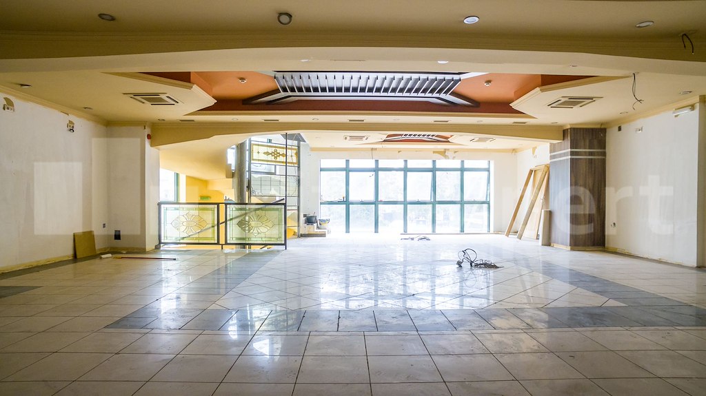 Lokal Izdavanje Novi Sad Bez skrivenih troškova - 150m², Bulevar oslobođenja, Novi Sad - 2500€