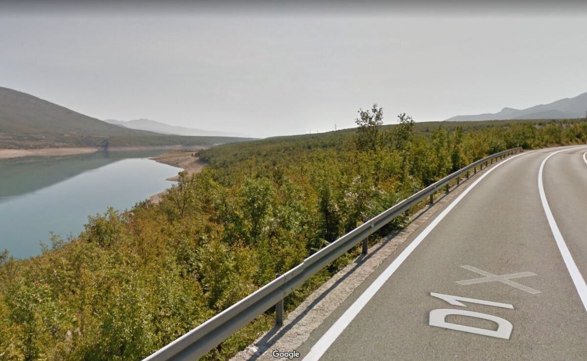 Zemljište blizu obale Perućkog jezera.