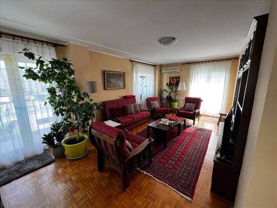 Četvorosoban renoviran stan u Bloku 62