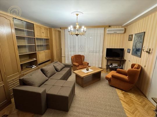 izdaje se komforan, renoviran i potpuno namešten d