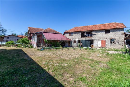 Kuća 80m2 sa dva pomoćna objekta na placu od 14 ar
