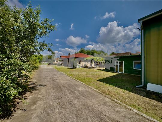 Kuća 160m2 sa magacinskom halom 230m2 na 64,3 ara