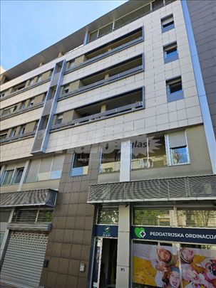Poslovni prostor 136 m2 sa 2 parking mesta, centar