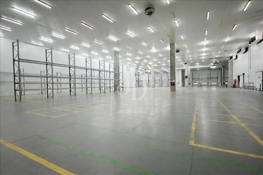 Izdaje se hladnjača 987 m² Novi Beograd