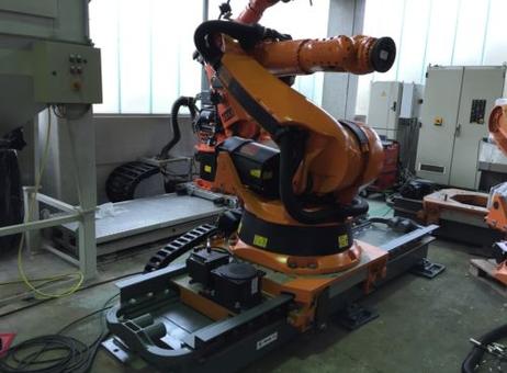 Робот KUKA KR 180 серије 2000 са помичном осом од 3 м