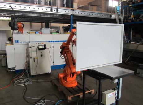 IRB 1400 S4C + M2000 i ABB Robotics IRB 1400 S4C + M2000 sa rotacionim stolom i Fronius TPS 3200 kao i čistačem gorionika Fronius