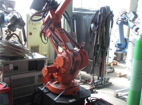 ABB Robotics IRB 1400 S4C + M2000 + TC 1000 Robot ABB Robotics IRB 1400 S4C + M2000 са уређајем за заваривање Fronius Transsynergic 4000 и средством за чишћење TC 1000