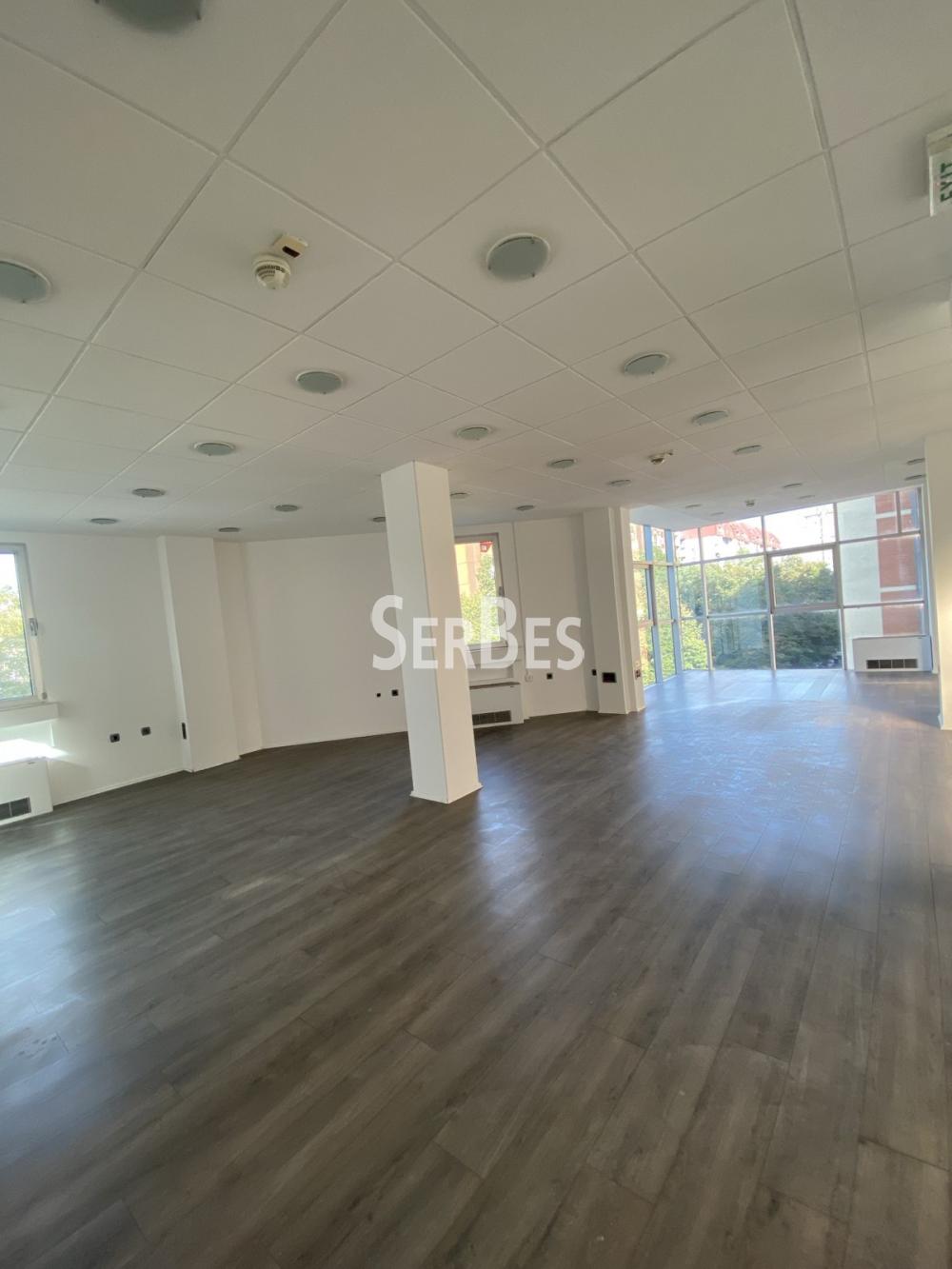 Odličan poslovni prostor 240m2 sa 112m2 terase na Bulevaru Oslobođenja ID#1648
4.144 €