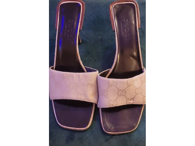 **Gucci papuce**