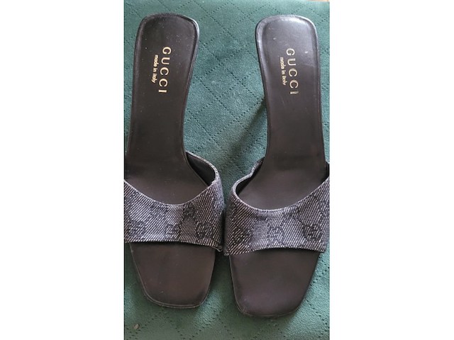 **Gucci papuce**