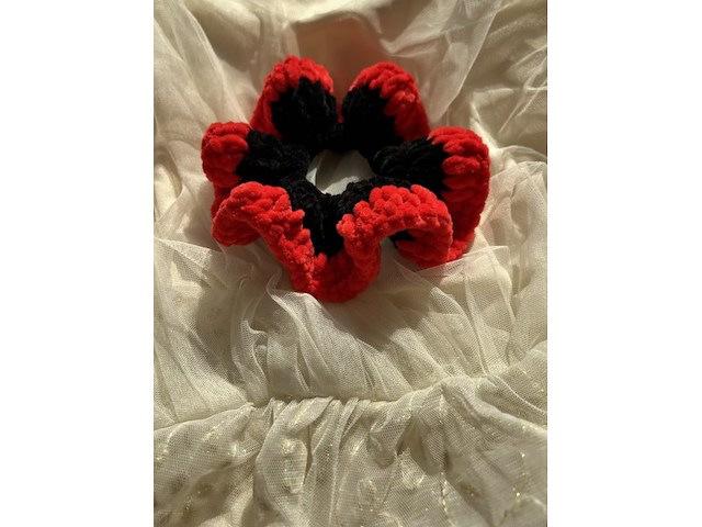 Plišana gumica za kosu(scrunchie)