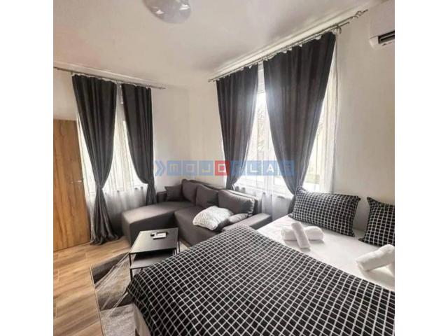 EKSKLUZIVNA PRODAJA-polovina vile sa 2 apartmana u centru Ma
