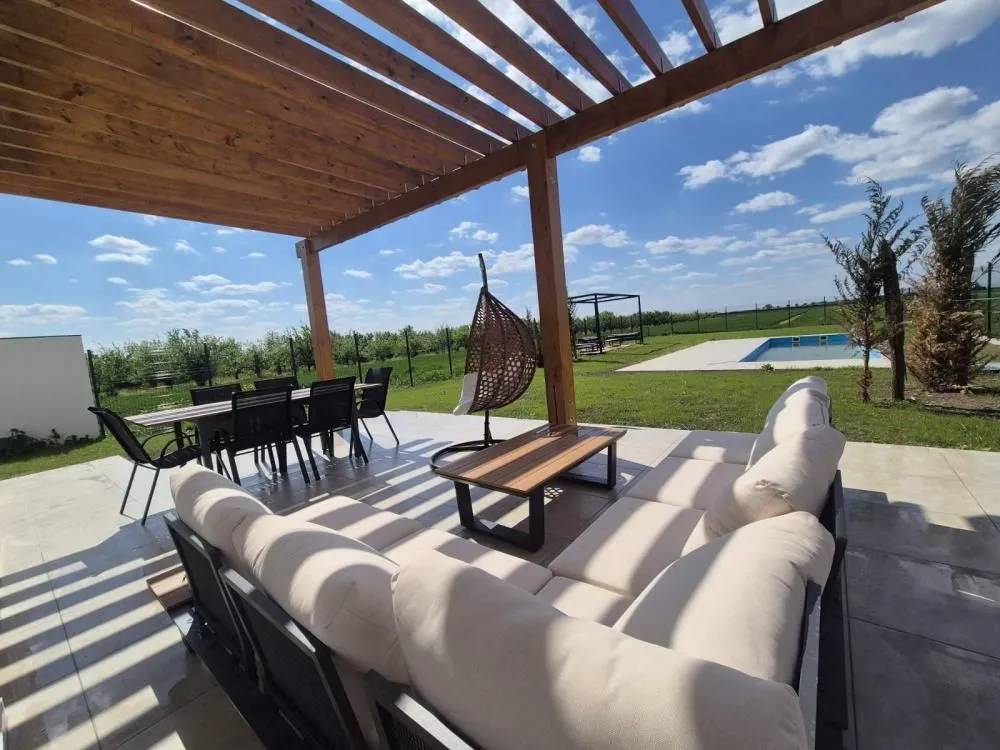Izdavanje, kuća, 250m², Zemun Ugrinovci, Zemun Sve Podlokacije