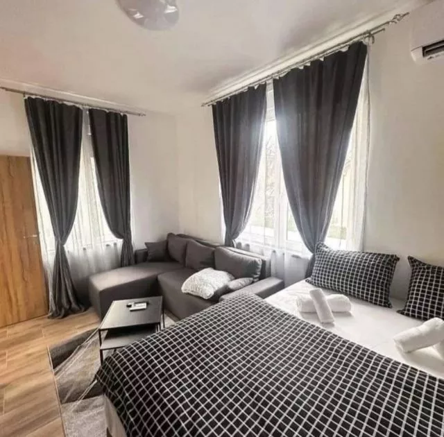EKSKLUZIVNA PRODAJA-POLOVINA VILE SA 2 APARTMANA U CENTRU MATARUŠKE BANJE