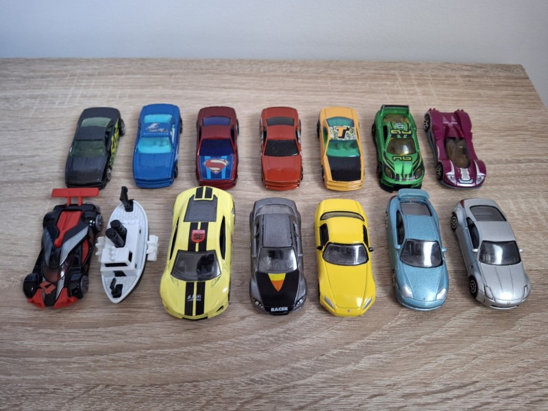 Lot autića Hot Wheels, Realtoy