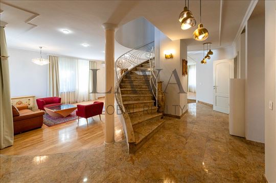 Elegantna vila na Dedinju – 11 ari, autentična arh