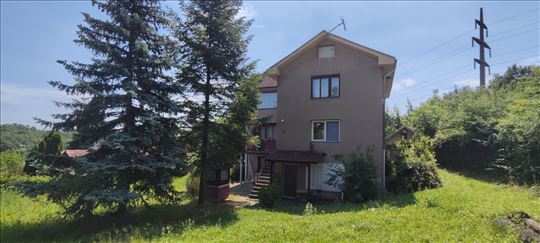 Avala - Šuplja stena 215m2 na 10 a,uknjiženo