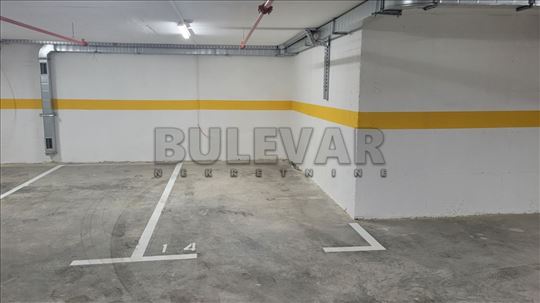 Izdaje se garažno mesto u centru Niša, 11m2