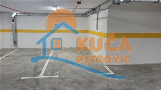 Izdaje se garažno mesto u centru Niša, 11m2