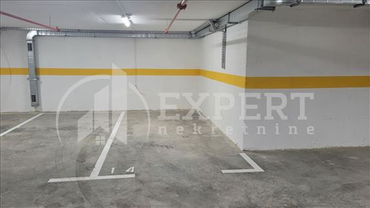 Izdaje se garažno mesto u centru Niša, 11m2