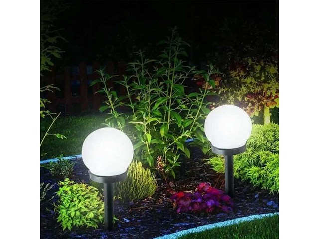 Dve solarne baštenske lampe