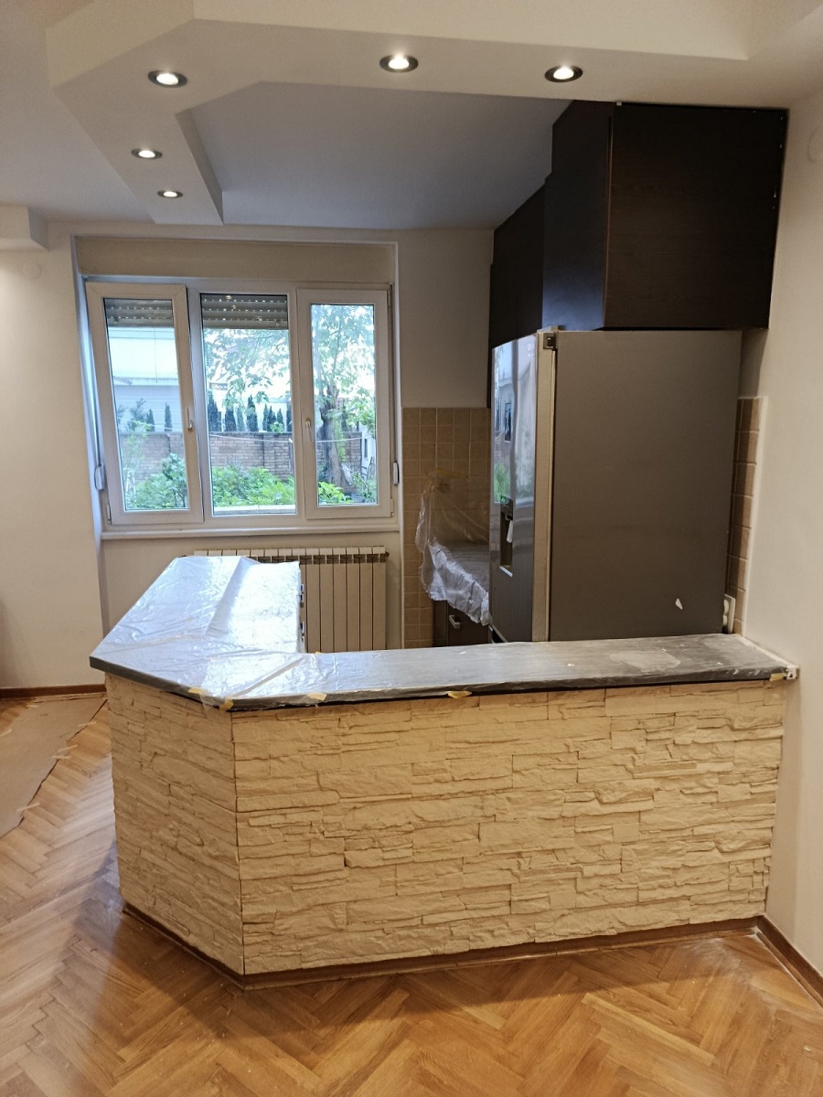 Renoviran salonski stan kod Crvenog krsta 66m2