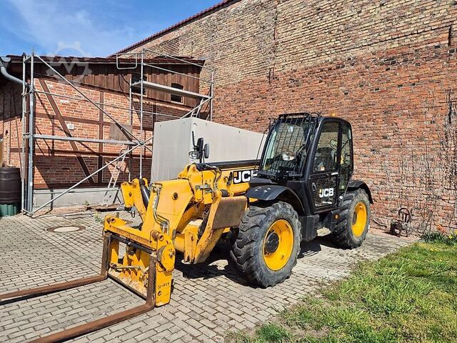 Teleskopski utovarivač
JCB 533-105
