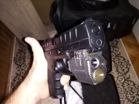 Beretta APX i prateća oprema