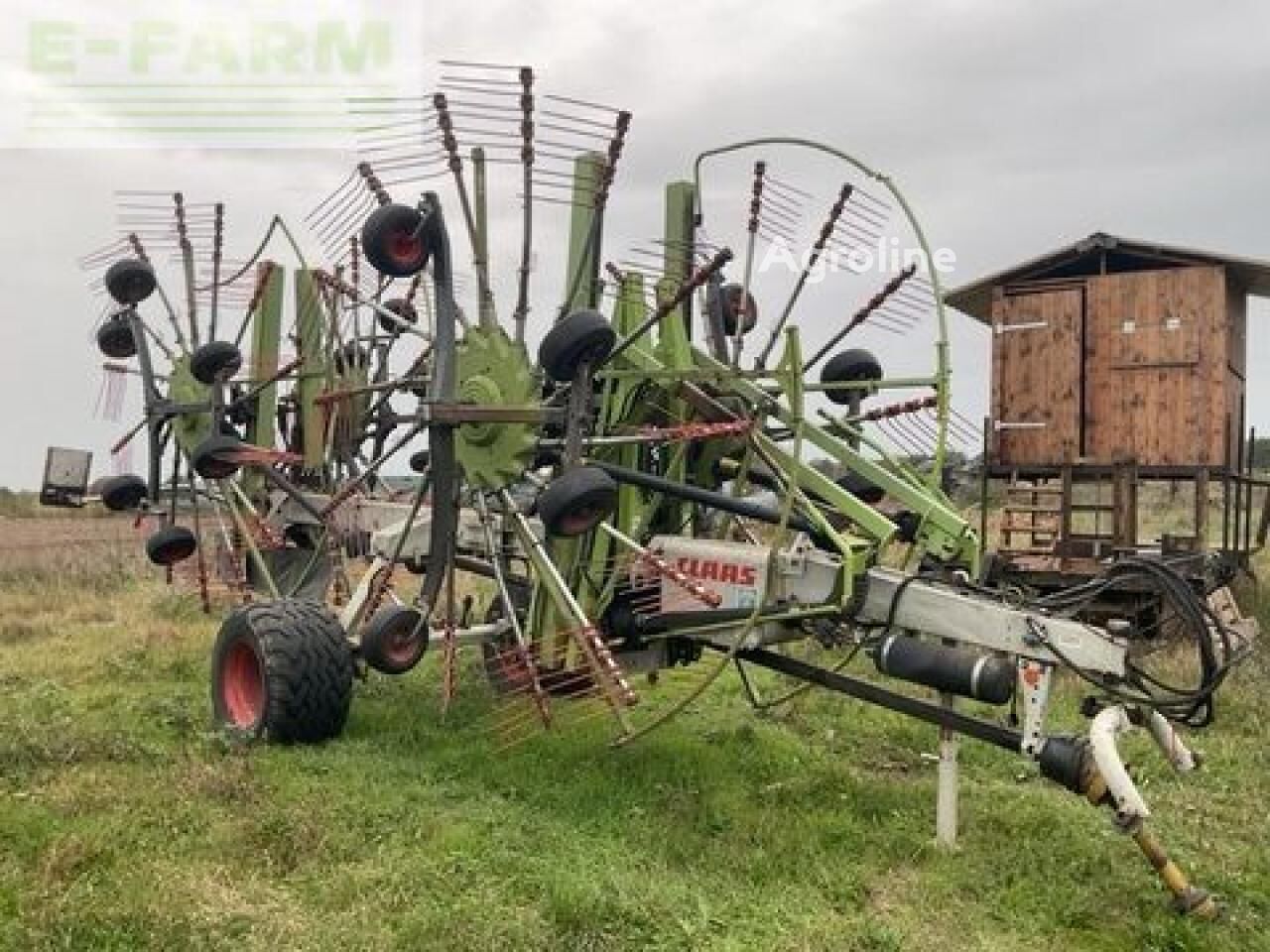 Claas liner 4000 prevrtač sena