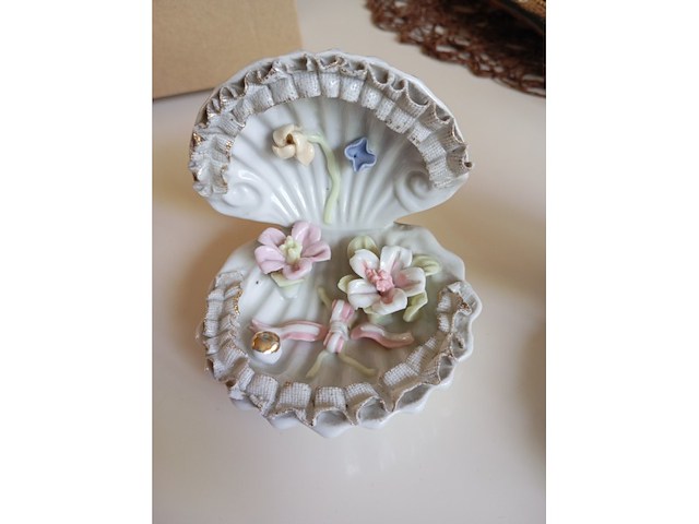 Mорскe шкољкe са украсом цвећа od porcelana